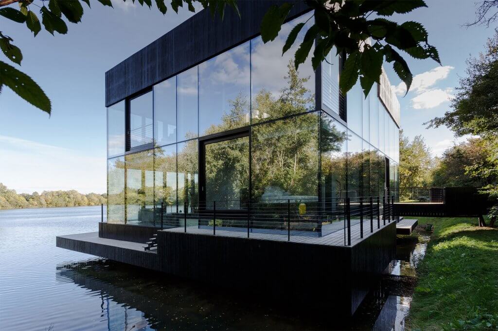 Glass home perfectly blends in with surrounding nature - Build It