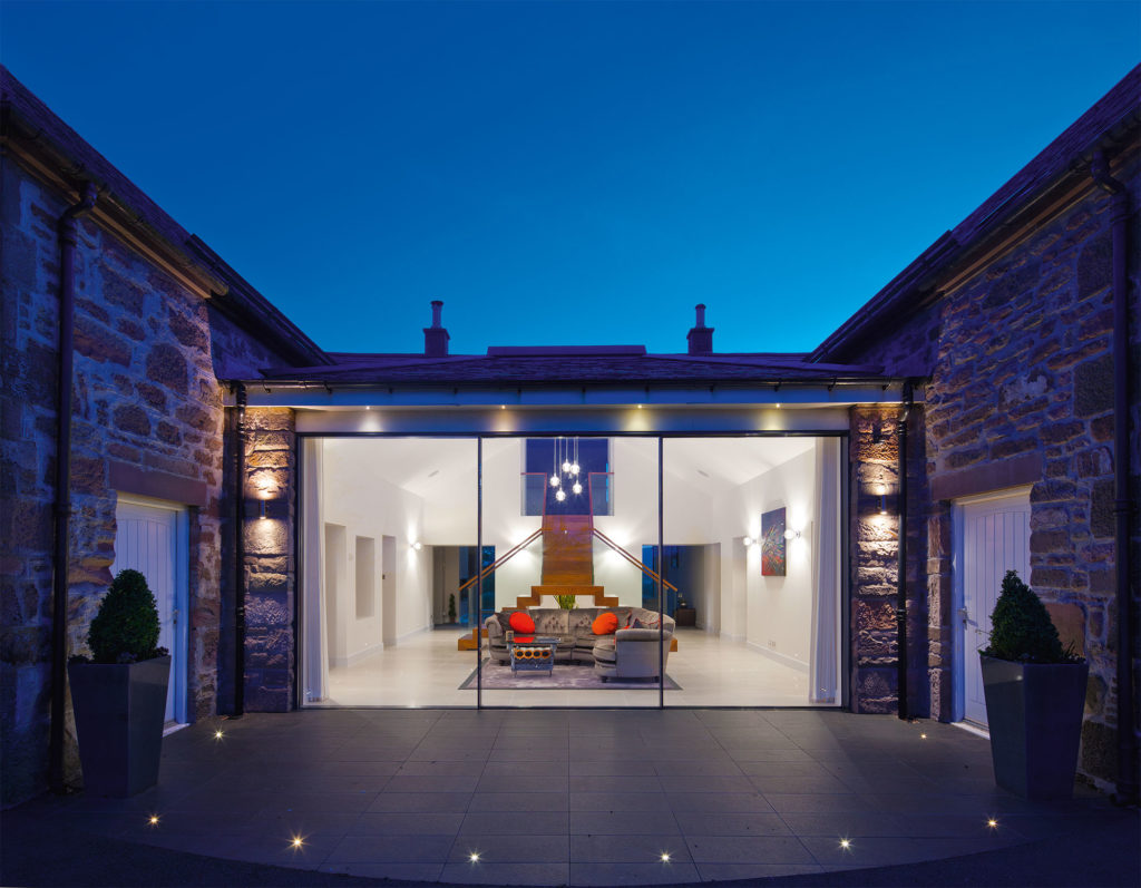 Listed Barn receives a Dramatic Contemporary Extension - Build It